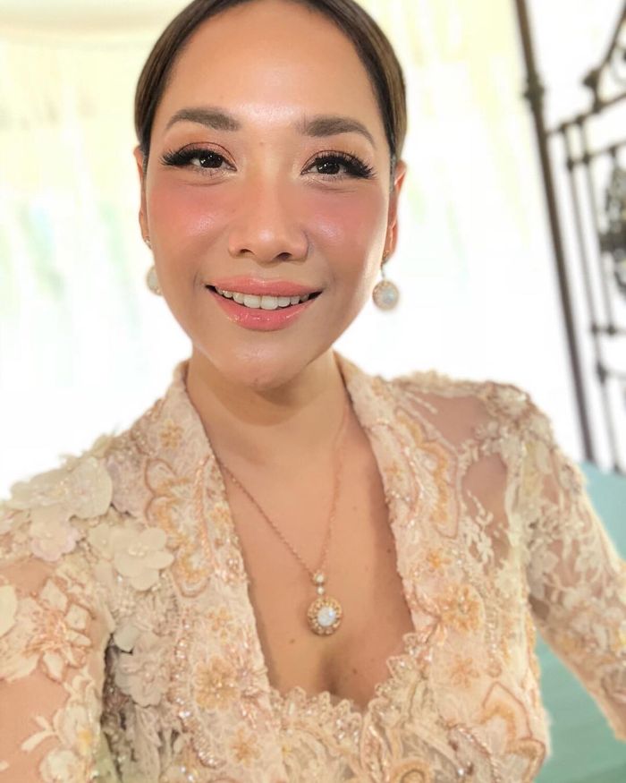 Tampil Anggun dan Elegan dengan Kebaya Brokat, Penampilan BCL Disebut ...