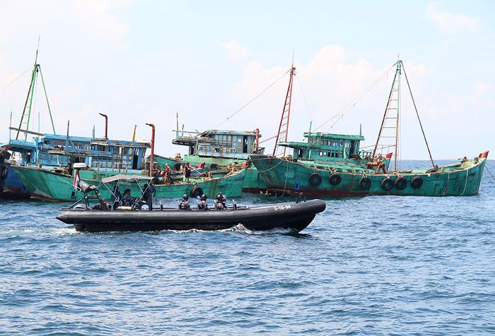 Foto-foto Menteri Susi Pudjiastuti Pimpin Penenggelaman Kapal Vietnam ...