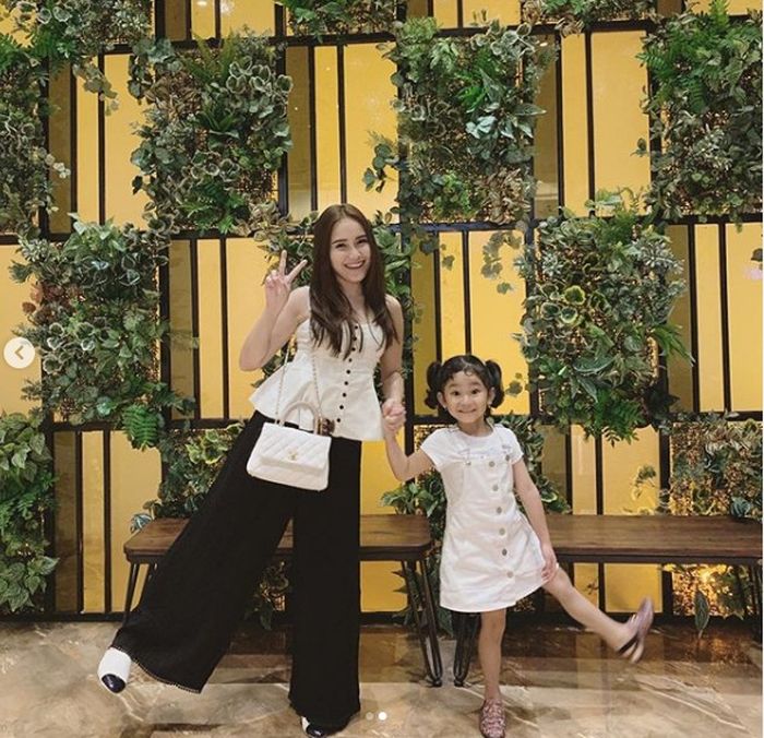 Intip Gaya Kompak Ayu Ting Ting dan Bilqis Pakai Baju Putih Saat ... Intip Gaya Kompak Ayu Ting Ting dan Bilqis Pakai Baju Putih Saat ...