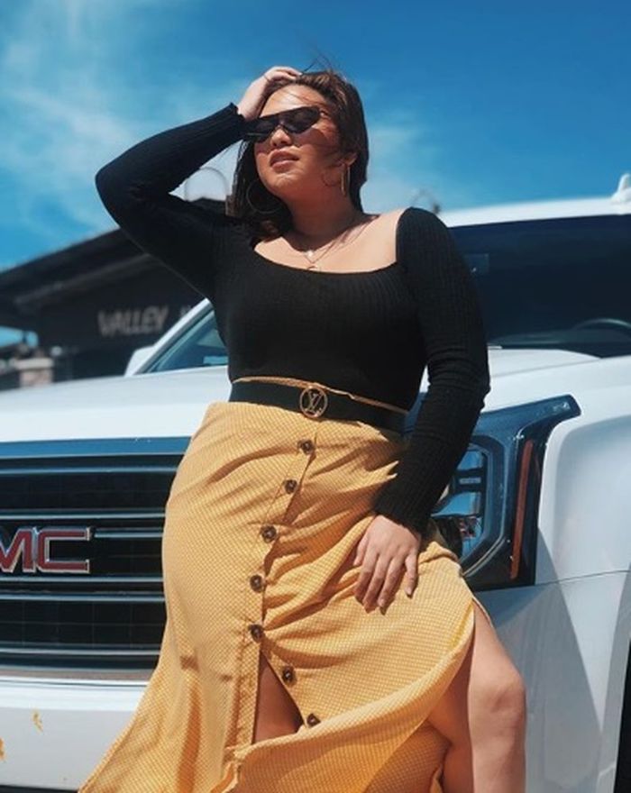 Tips Berbusana untuk Tubuh Curvy ala Sarah Ayu, Tampil Stylish dengan ...