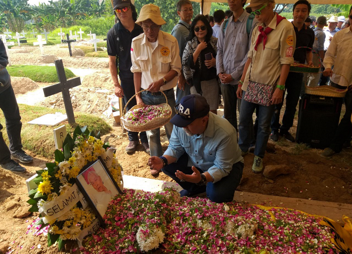 Peluk Erat Anak Almarhum Rudy Badil, Indro Warkop Kenang Saat Dirinya ...