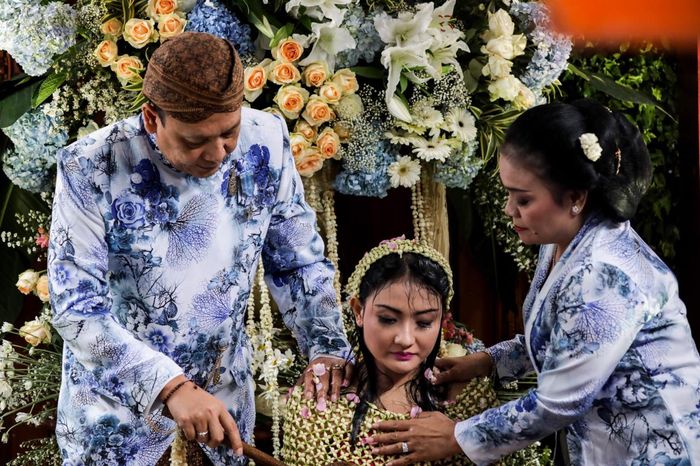 Cantiknya Putri Direktur Migas Jalani Prosesi Adat Jawa Siraman Bak ...