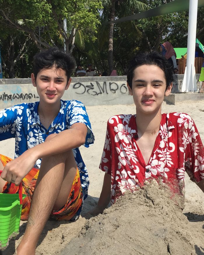 7 Pesona Cole & Clay Gribble, Aktor Australia-Indonesia yang Charming ...