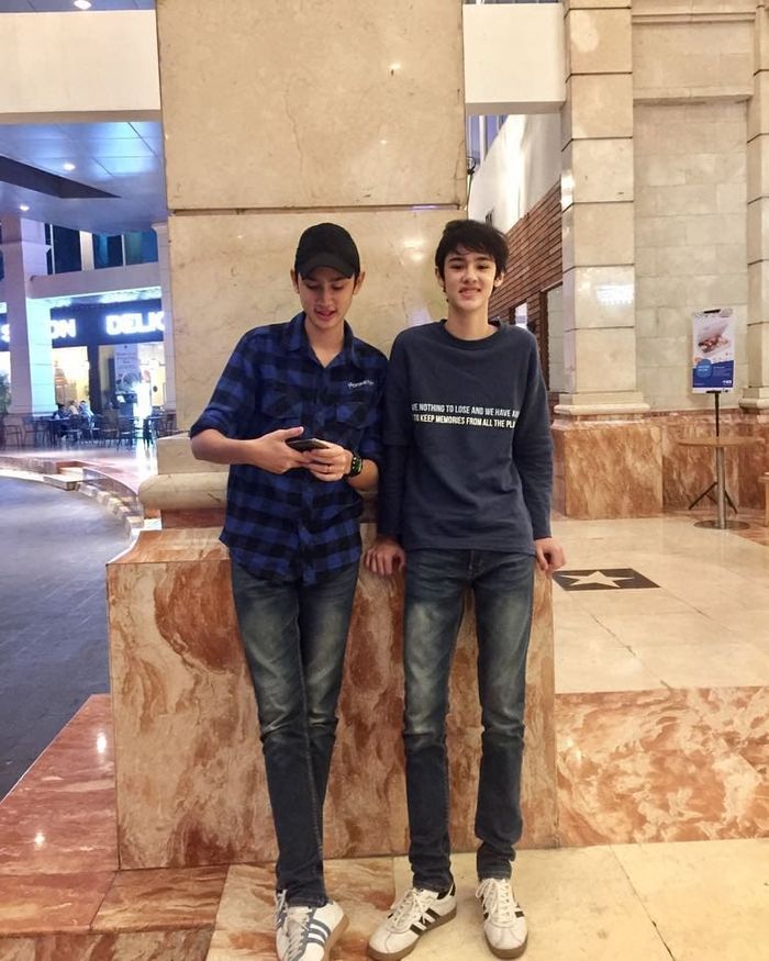 7 Pesona Cole & Clay Gribble, Aktor Australia-Indonesia yang Charming ...