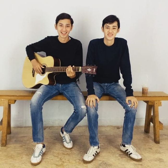 7 Pesona Cole & Clay Gribble, Aktor Australia-Indonesia yang Charming ...