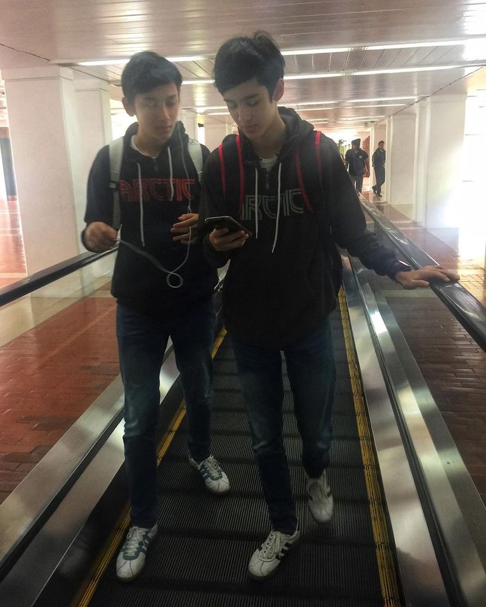 7 Pesona Cole & Clay Gribble, Aktor Australia-Indonesia yang Charming ...