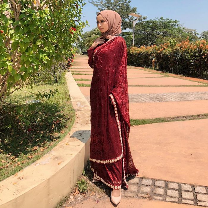 4 Dress Hijab Merah yang Glamor Untuk Tampil Lebih Pede Pas Kondangan ...