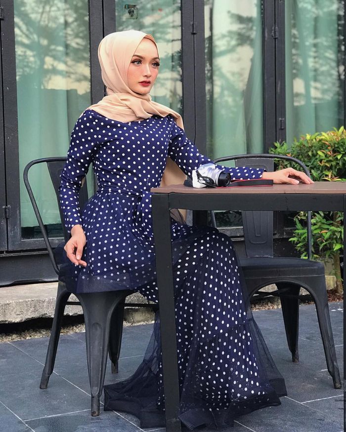 Ayu & Glamor. Ini 5 Model Outfit Hijab Warna Biru Buat Kondangan ...