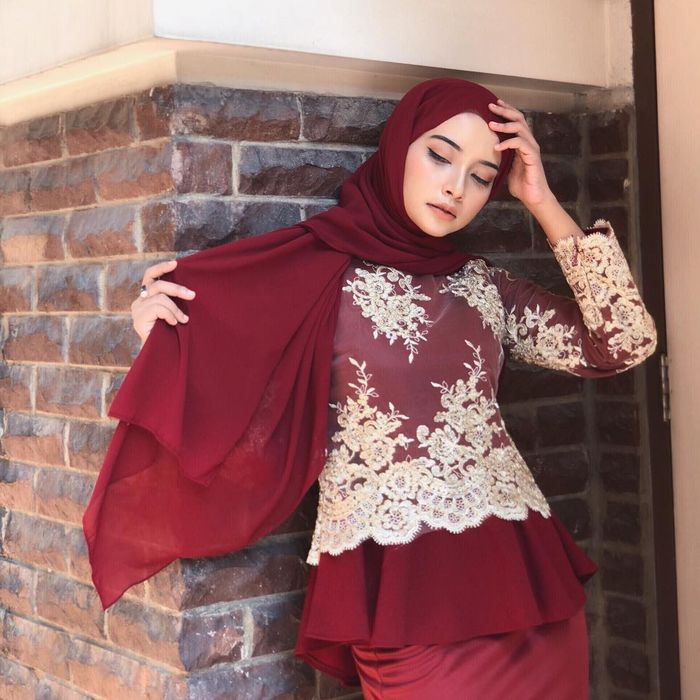 4 Dress Hijab Merah yang Glamor Untuk Tampil Lebih Pede Pas Kondangan ...