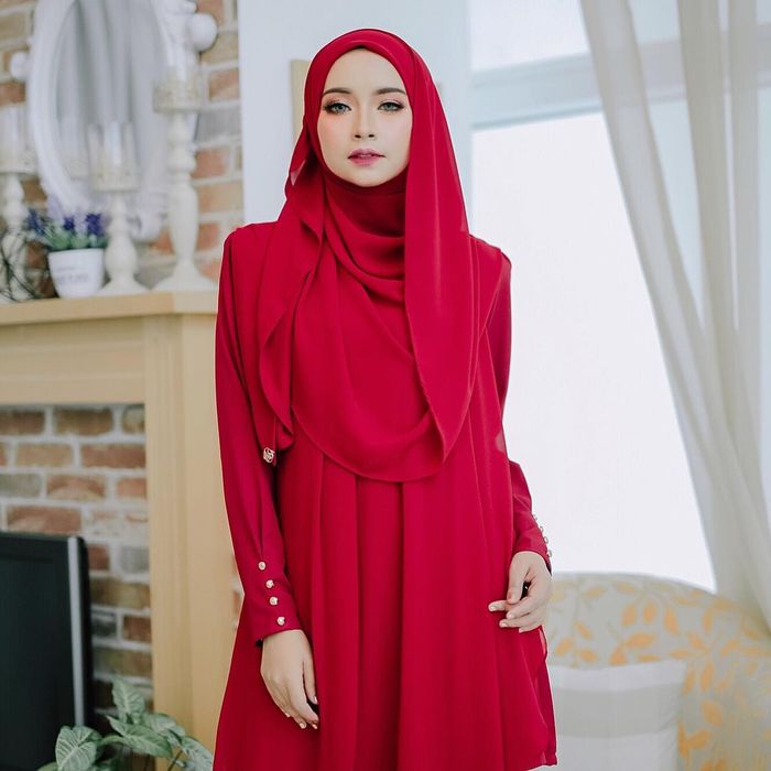 4 Dress Hijab Merah yang Glamor Untuk Tampil Lebih Pede Pas Kondangan ...