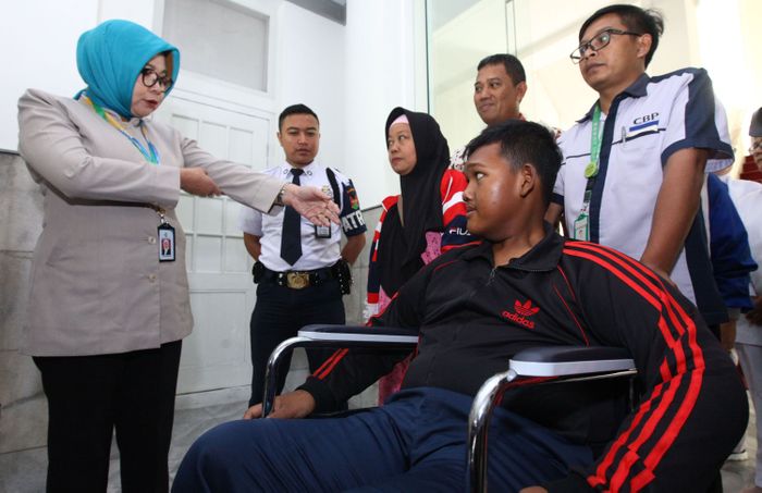 Sukses Jalani Operasi Angkat Gelambir, Ini Penampilan Perdana Arya ...