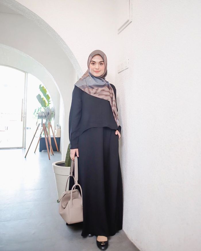 Tampil Simpel dengan Busana Muslim Santun, Vebby Palwinta Kepergok ...