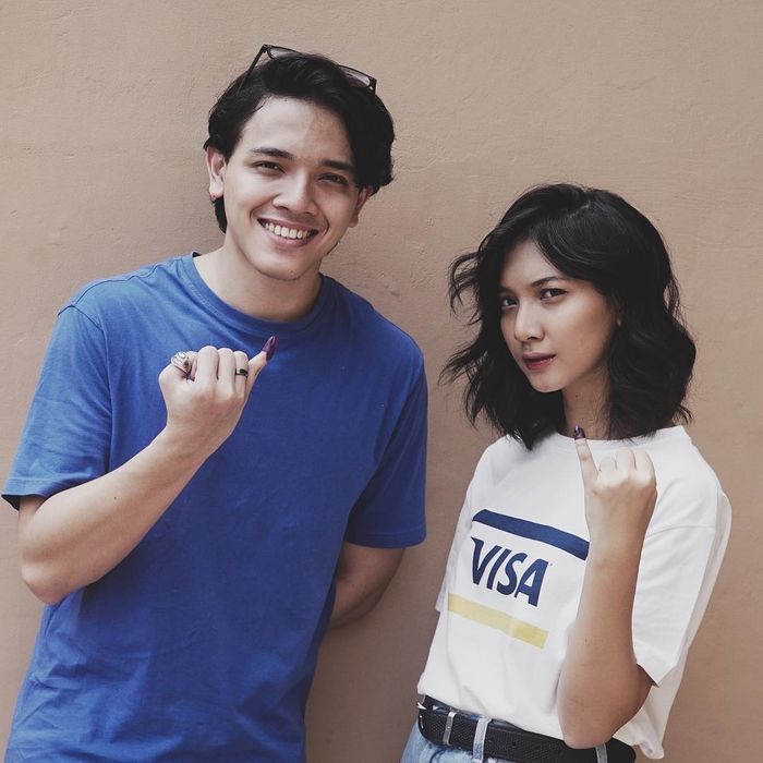 7 Potret Kebersamaan Sheila Dara Bersama Sang Adik 'Bule', Faishal ...