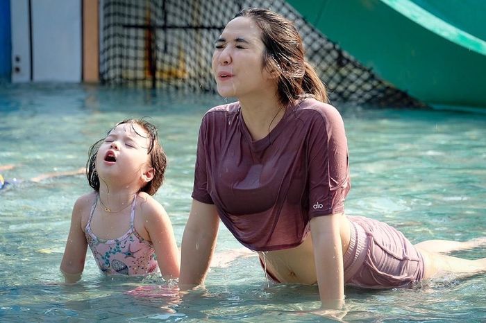 Asyik Berenang Bareng Gempi, Gisella Anastasia Pakai Crop Top Seksi yang Bikin Salfok! - Semua ...