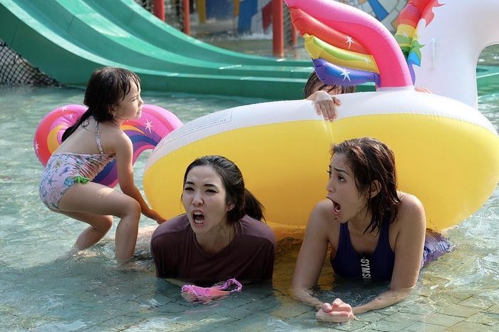 Asyik Berenang Bareng Gempi, Gisella Anastasia Pakai Crop Top Seksi yang Bikin Salfok! - Stylo