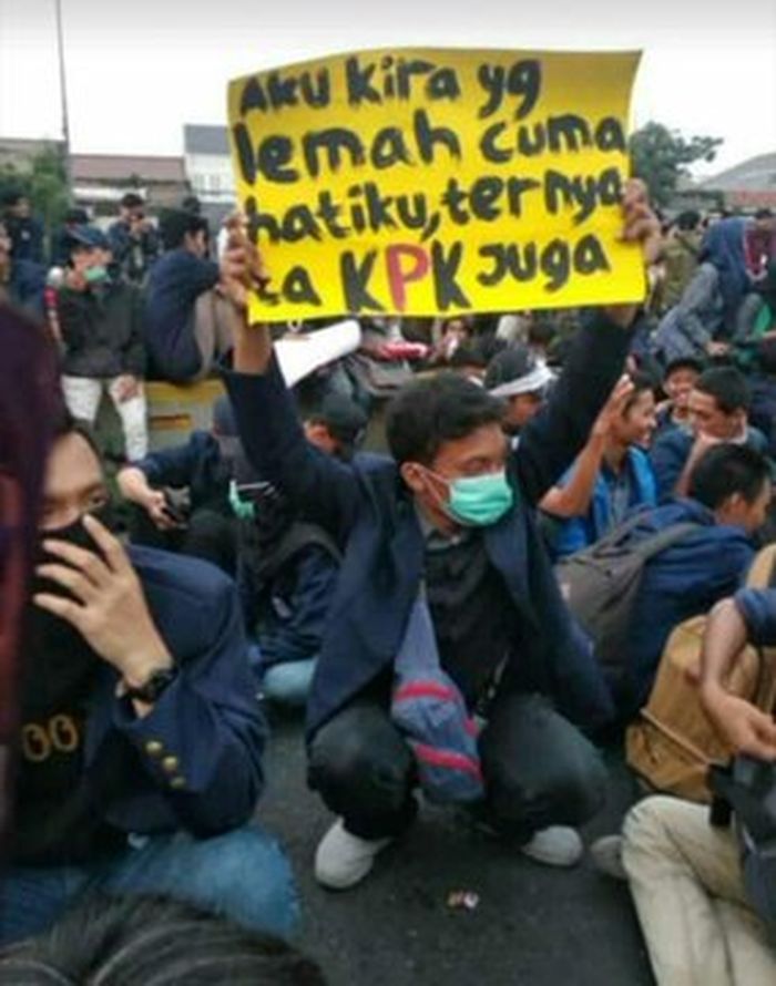 Ngakak, Ini 10 Poster Demo Kocak Mahasiswa di DPR dan Gejayan - Hai