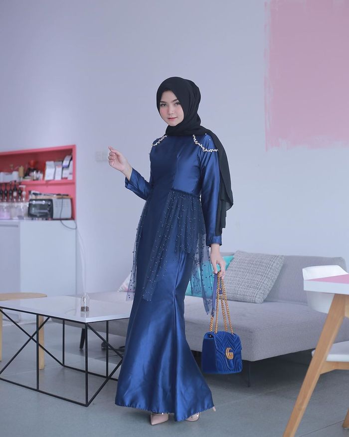 Inspirasi 7 Dress HIjab Biru Elegan & Santun Untuk Kondangan Menawan! - Semua Halaman - CewekBanget