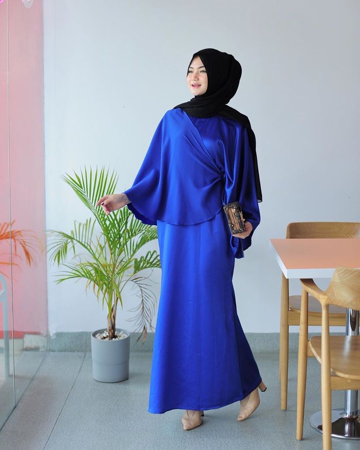 Inspirasi 7 Dress HIjab Biru Elegan & Santun Untuk Kondangan Menawan! - Semua Halaman - CewekBanget