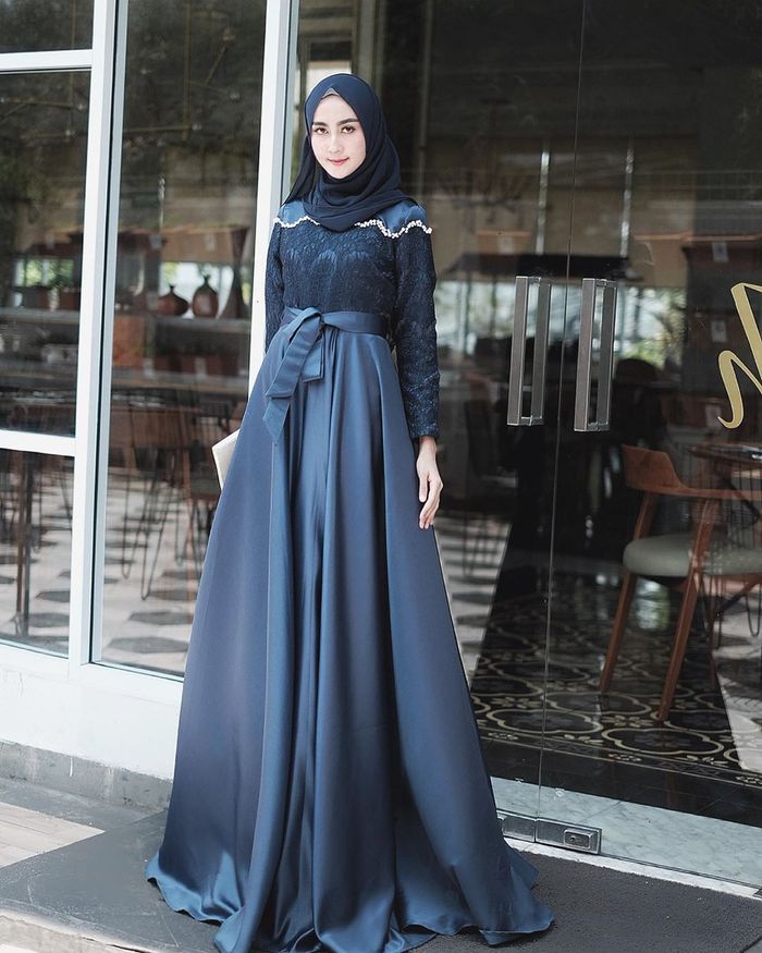 Inspirasi 7 Dress HIjab Biru Elegan & Santun Untuk Kondangan Menawan! - Semua Halaman - CewekBanget