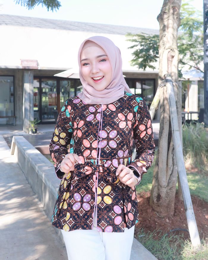 5 Ide Gaya Hijabers Modis Pakai Batik Buat Hari Batik Nasional 2019 ...