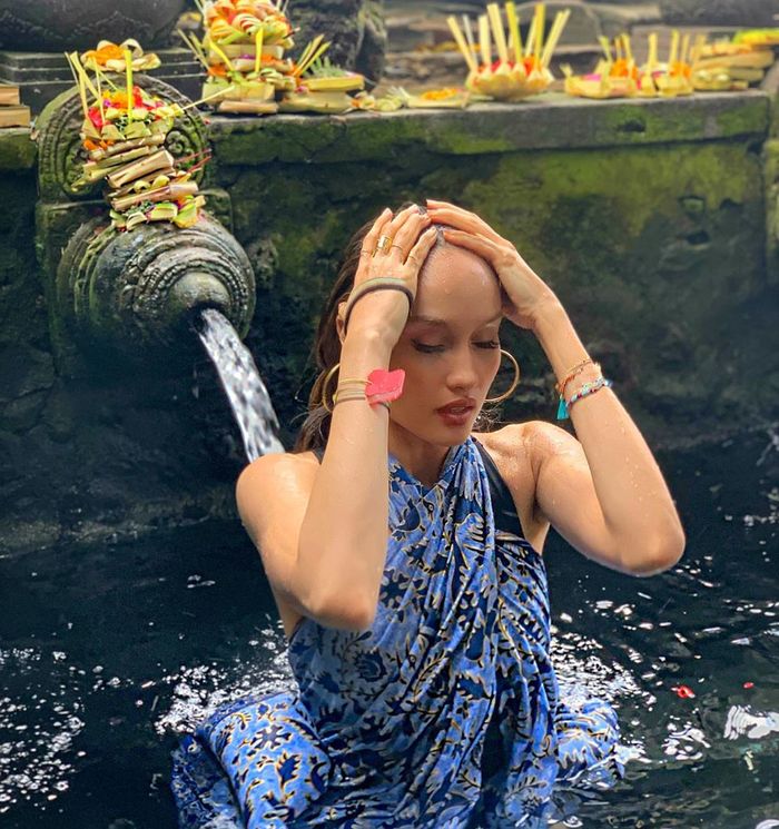 Inspirasi Batik ala Cinta Laura, Modis dan Kekinian dengan Wajah ...