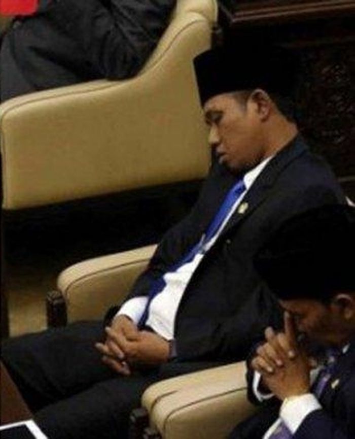 Tertangkap Kamera Tidur Sewaktu Pelantikan, Anggota DPR RI Ini Berikan ...