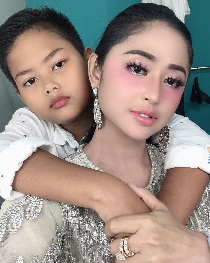 Bukan Cuma Ruben Onsu & Betrand Peto, Dewi Perssik & Anak Sambungnya ...