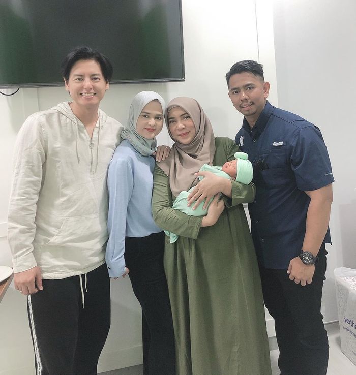 Jenguk Fitri Tropica, Tampilan Istri Roger Danuarta Cut Meyriska dengan ...