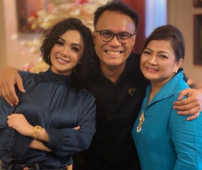 Yuni Shara Banjir Pujian Ada di Pelukan Henry Siahaan Lagi ... Yuni Shara Banjir Pujian Ada di Pelukan Henry Siahaan Lagi ...