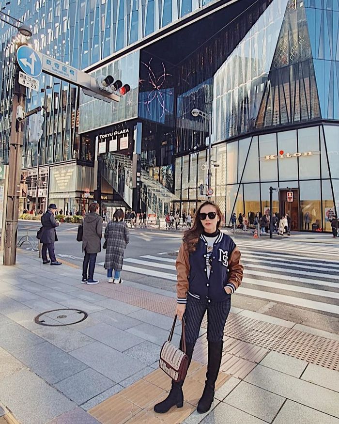 Kayak Nggak Pakai Celana Saat Kenakan Oversized T-Shirt, Kondisi Kaki Momo Geisha Justru Bikin ...