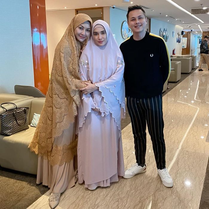 Ussy Sulistiawaty Umrah Bareng Suami, Penampilan Cantiknya dengan Hijab ...