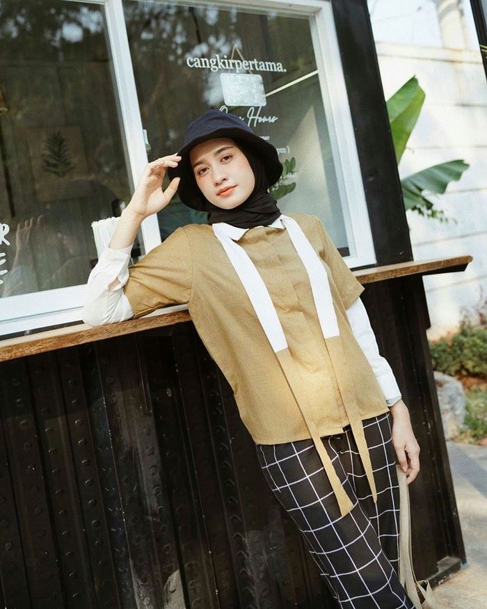 7 Inspirasi Stylish Pakai Bucket Hat Buat Hijabers. Sontek, Yuk! - Semua Halaman - CewekBanget