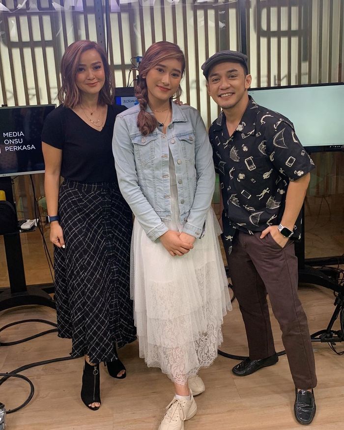 5 Gaya Amanda Caesa, Anak Parto yang Suka Tampil Pakai Outer! - CewekBanget