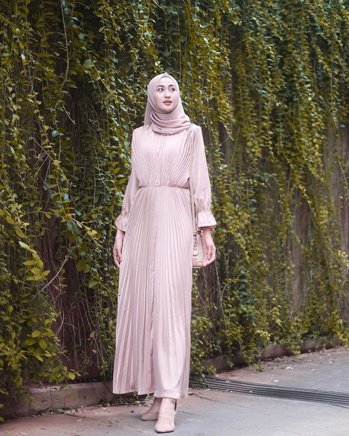 5 Model Dress Warna Dusty Pink Buat OOTD Hijab Kondangan Menawan ...