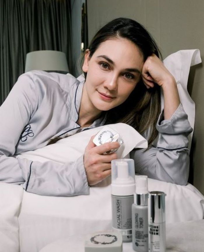 Endorse di Atas Ranjang, Wajah Luna Maya Tanpa Makeup Sukses Jadi Sorotan Hingga Banjir Pujian ...