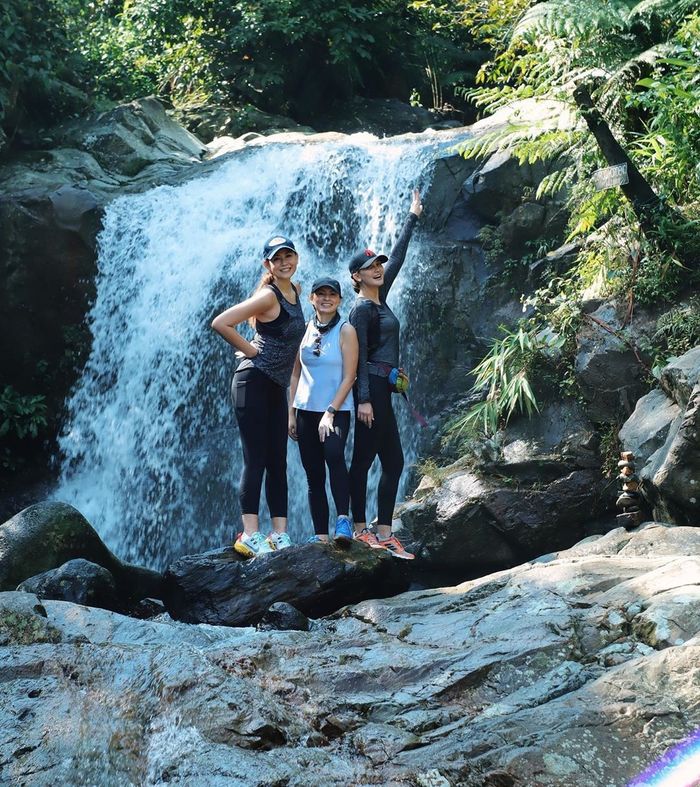 Main di Air Terjun, Gaya Simpel Luna Maya Hanya Pakai Celana Legging ... Main di Air Terjun, Gaya Simpel Luna Maya Hanya Pakai Celana Legging ...