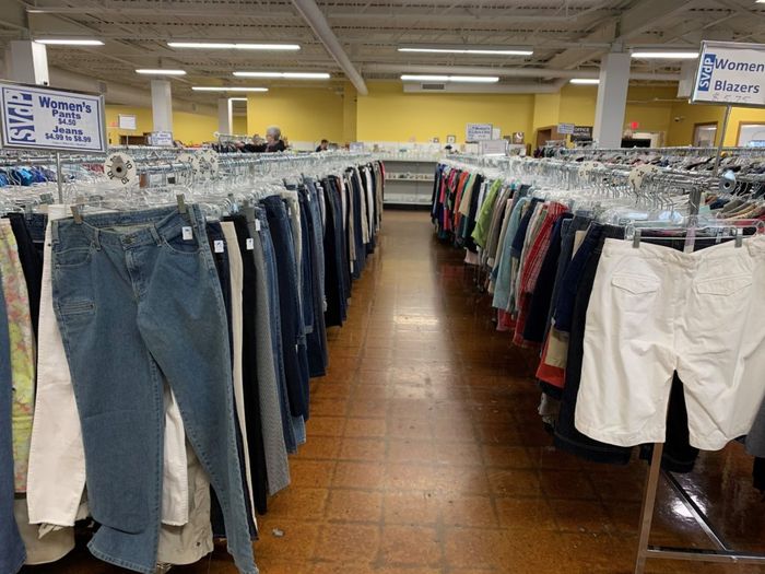 Tips Belanja Baju Bekas di Thrift Shop dan Preloved, Menawar is Wajib ...