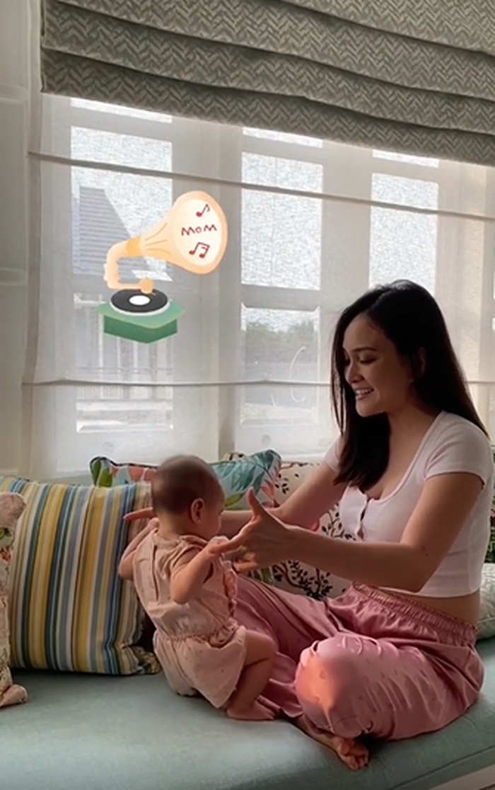 Asyik Momong Anak, Shandy Aulia Justru Jadi Sorotan Karena Pakai Atasan ...