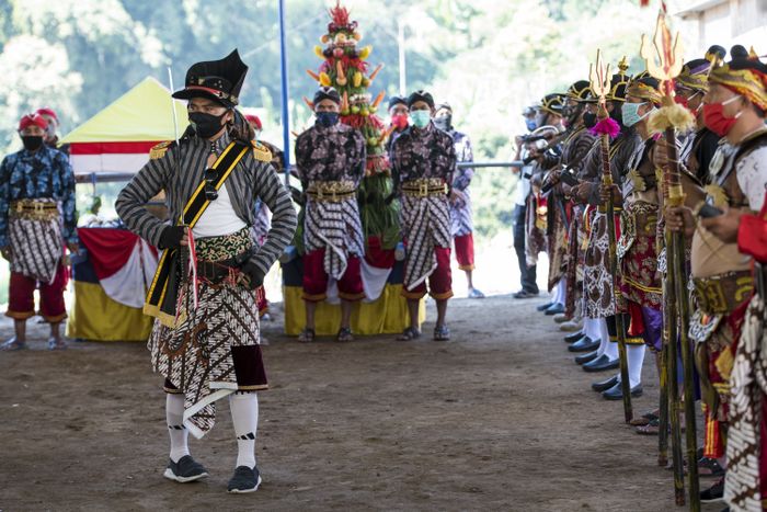 Pagebluk Pinggang Sumbing: Tetap Maskeran Saat Upacara Grebeg Besaran ...