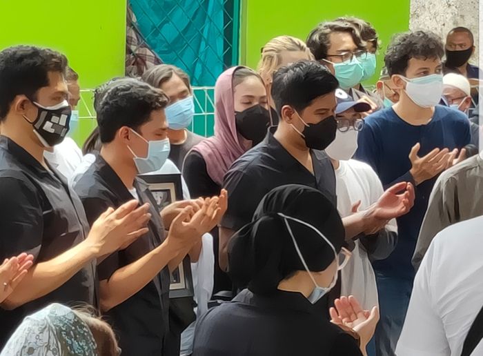 Della Dartyan Dampingi Nino RAN Selama Proses Pemakaman