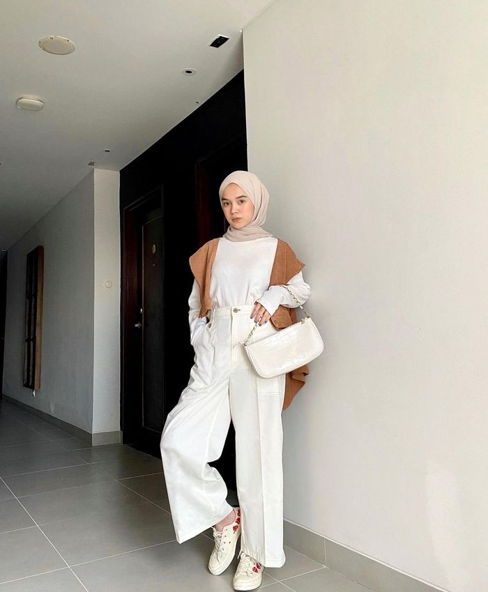 Suci nan Ayu! Ini 5 Tampilan Outfit Putih Hijab yang Stand Out! - Semua ...