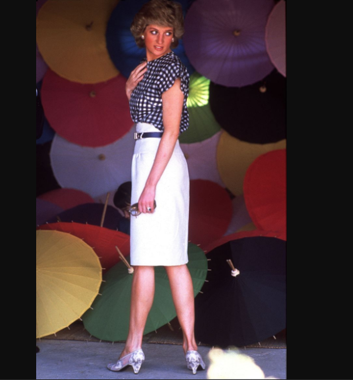 Tampil Modis Pakai Rok Putih? Tiru 4 Gaya Kasual Princess Diana, Yuk ...