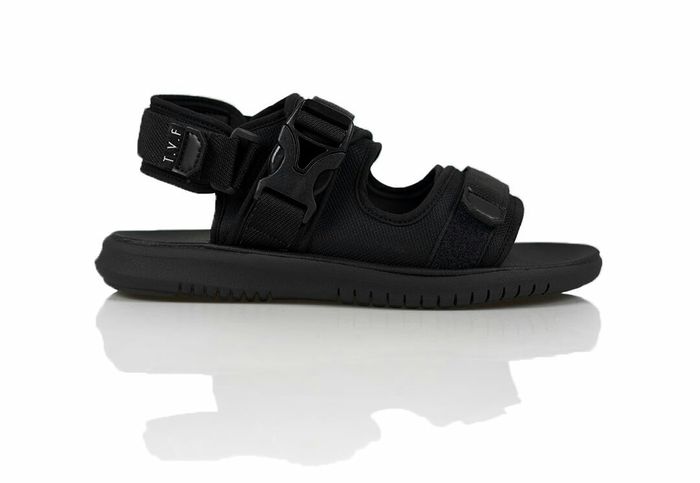 5 Rekomendasi Sandal Gunung Brand Lokal Hitam Harga 200 Ribuan - Hai