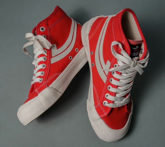 5 Rekomendasi Sneakers High Brand Lokal Warna Merah Harga Terjangkau - Hai