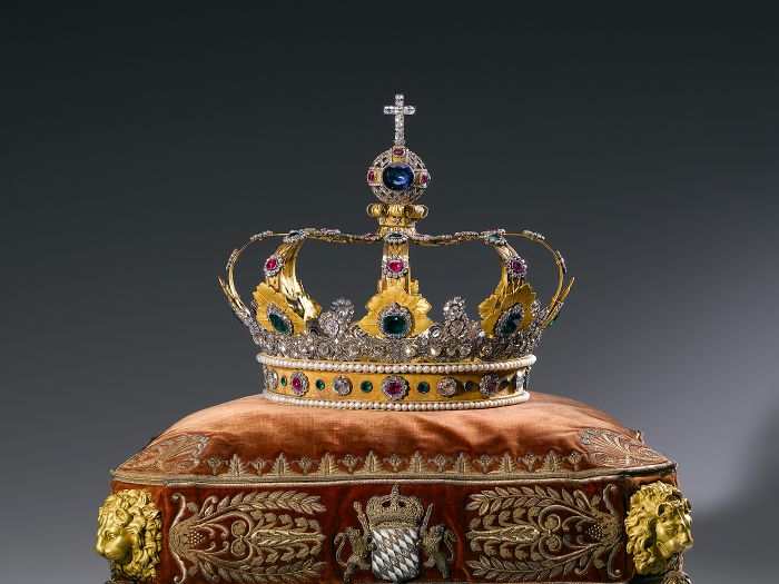 Inilah 3 Mahkota Kerajaan Termewah di Dunia, Berusia Ratusan Tahun ...