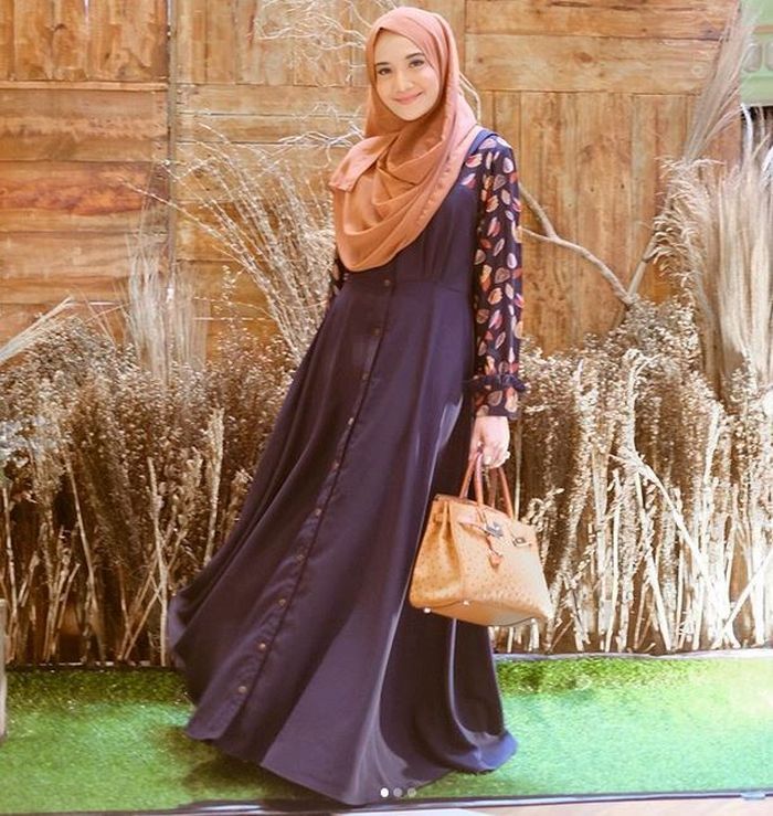 Trik Tetap Nyaman dan Modis dengan Gamis Syar'i Saat Lebaran 2021 Ala ...