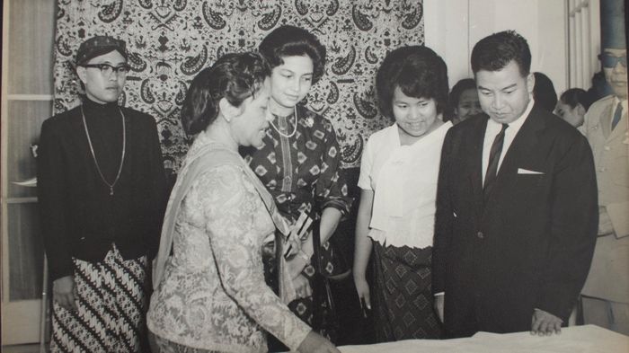 Kelakar Bung Karno dan Ziarah Go Tik Swan Demi ‘Batik Indonesia ...