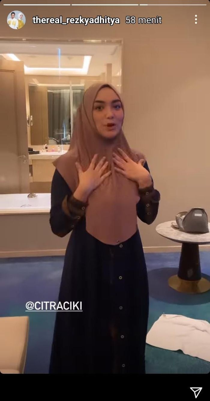 Dituding Punya Anak dari Wanita Lain, Rezky Aditya Justru Asik ...