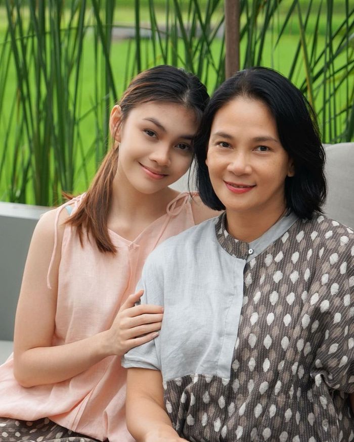 Jarang Tersorot Kamera , Putr Kecil Anjasmara dan Dian Nitami Kini ...