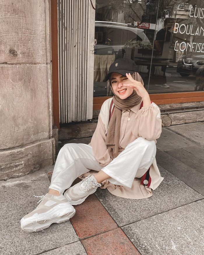 Inspirasi OOTD dengan Topi untuk Hijabers ala Selebgram Deana Hanifa ...